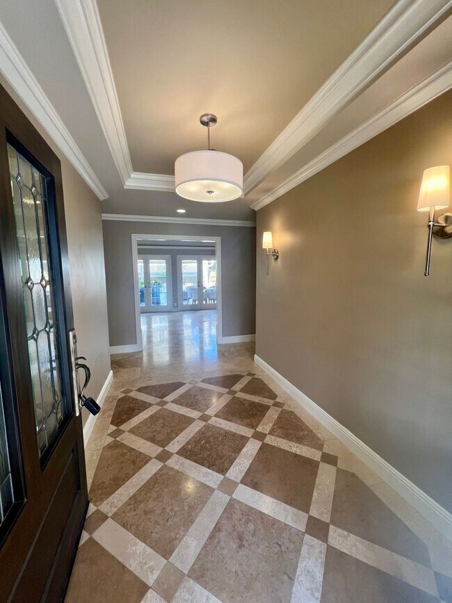 Stunning Remolded 3 Bedroom House in Bay H... - House Rental in Long ...