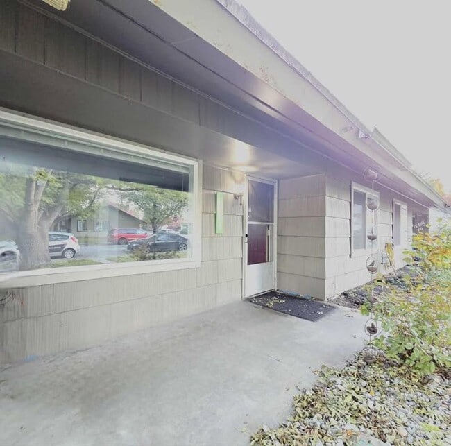 1261/1263 Montana St. Unit 1261 Off-Campus Housing, Wenatchee, WA