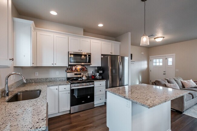 Modern 3 bedroom, 2,5 bathroom two story h... House - House Rental in ...