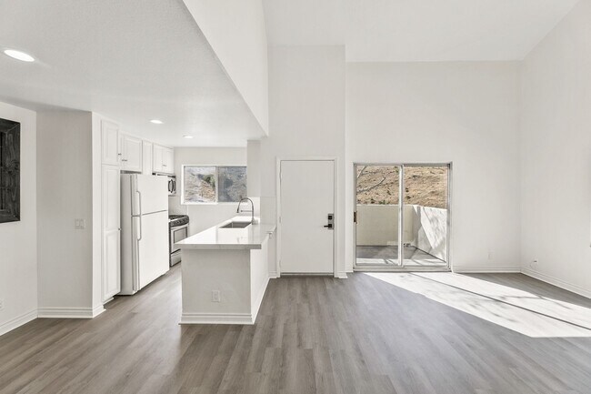 Two Bedroom Upper Unit with High Ceilings ... - House Rental in Santa ...