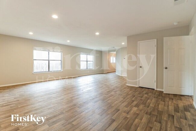 8914 Athens Off-Campus Housing, San Antonio, TX