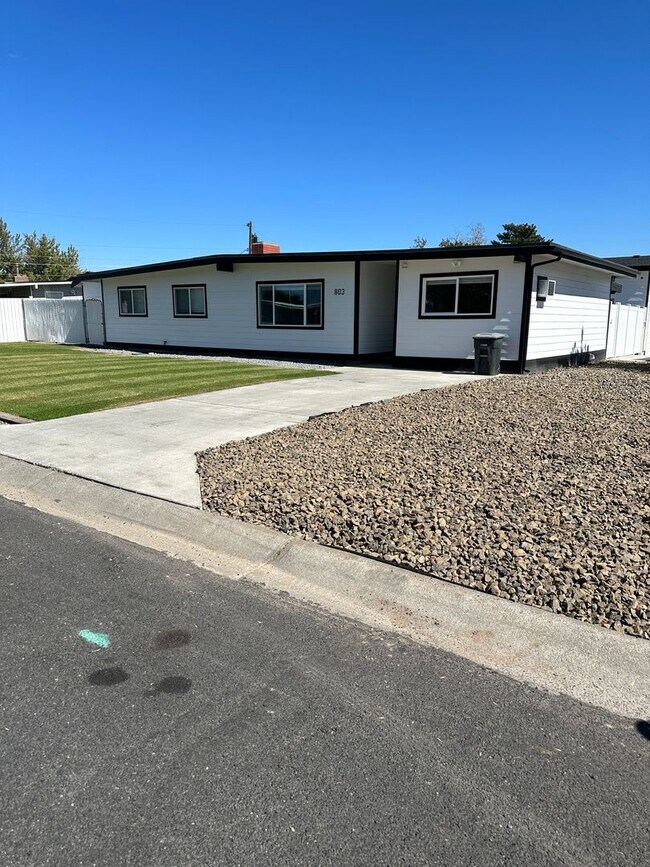 Completely Remodeled 4 Bedroom 2 Bath Home... - House Rental in Moses ...