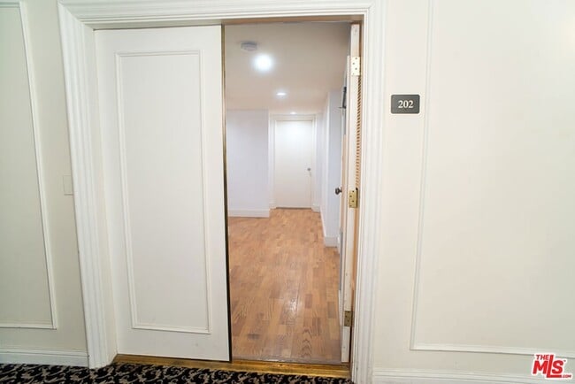 416 N Oakhurst Dr Unit 202 Off-Campus Housing, Beverly Hills, CA