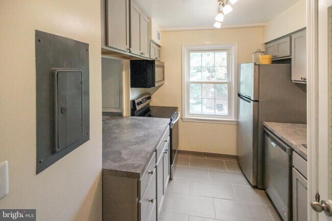 2055 38th St SE Unit 301 - Washington, DC | ForRent.com