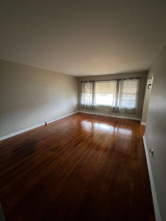 This stunning raised brick -ranch home sit... - House Rental in Chicago ...