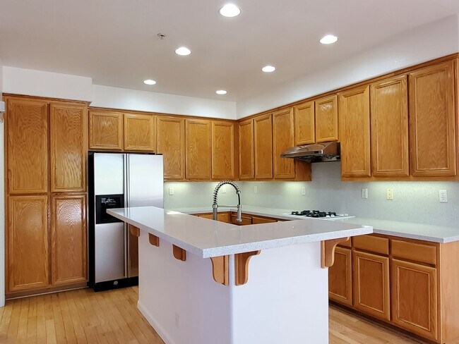 Spacious 2-story, Gorgeous Inside, Seclude... House - House Rental in ...