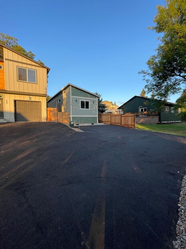 Brand new 2024 Kalama Home with Modern des... - House Rental in Kalama ...