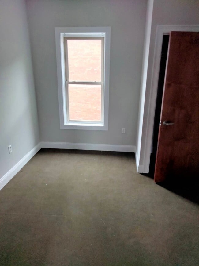 10-12 Hawthorn St Unit 3 Off-Campus Housing, Hartford, CT