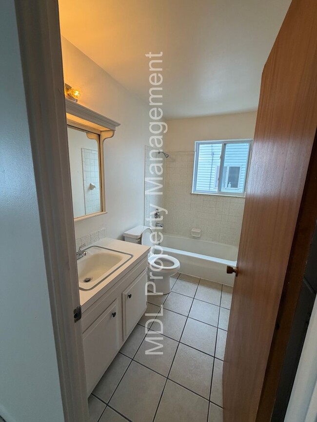 2129 Weiss St Unit 3 Off-Campus Housing, Saginaw, MI