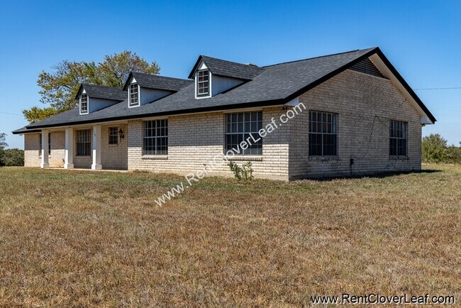 Large Secluded Farm House Outside of Seguin - House Rental in Seguin ...
