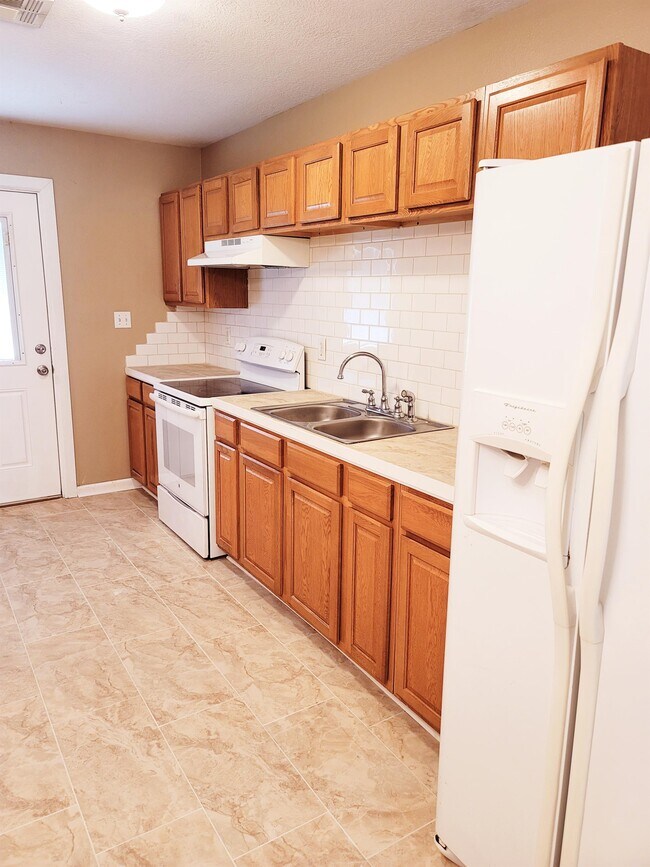 1416 Thompson Rd Townhome - Townhome Rental in Moss Bluff LA | ForRent.com