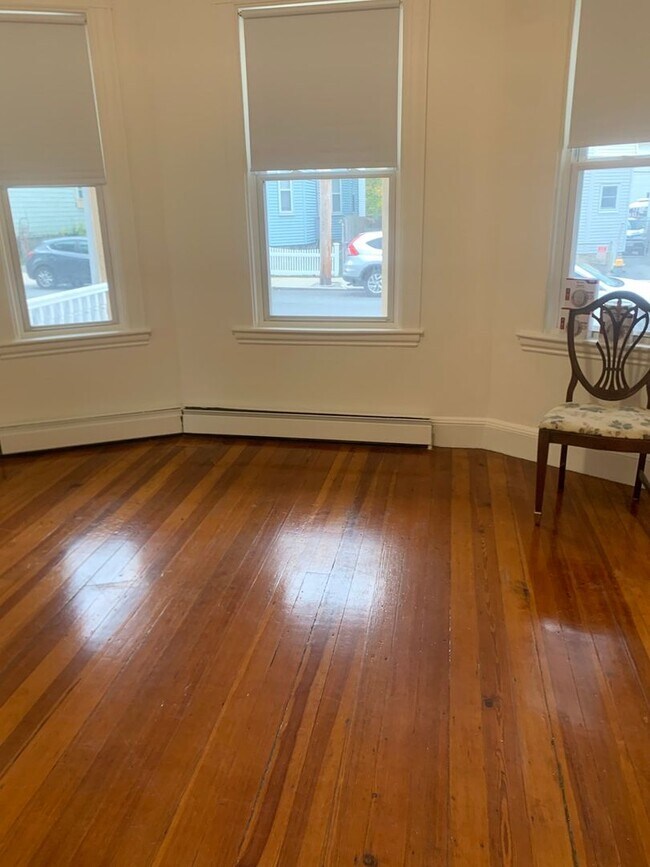 Priced for immediate occupancy 3-Bed Oak Sq. House - House Rental in ...