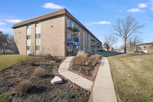 Springhill Apartments - Roselle, IL | ForRent.com