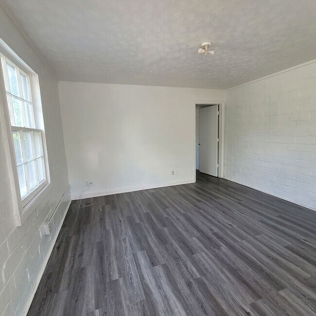 Affordable and freshly painted Duplex for ... - House Rental in ...