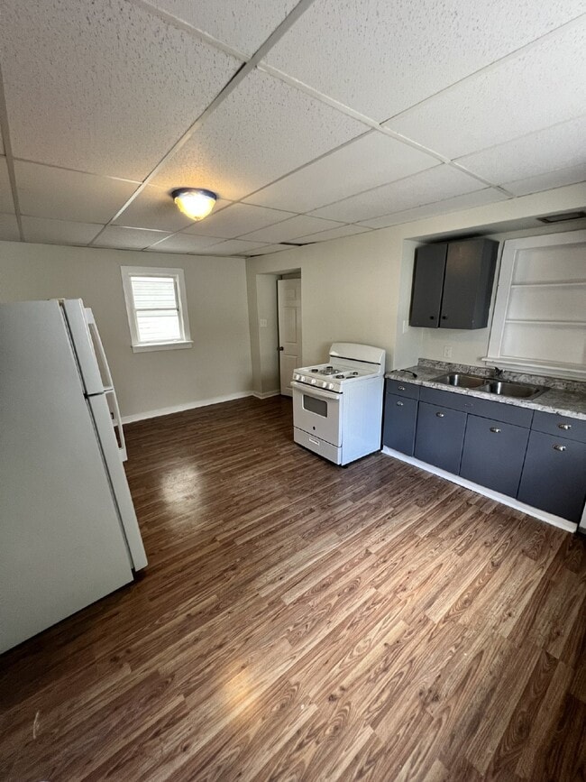 FIRST MONTH FREE RENT for Approved Applica... Apartment Unit 1 MK ...