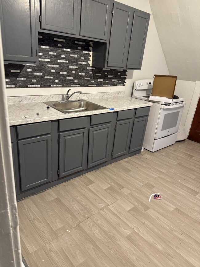 118 Baltimore St Unit 3 Off-Campus Housing, Hartford, CT