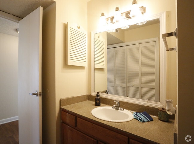 Jefferson Lakes Apartments - Baton Rouge, LA | ForRent.com