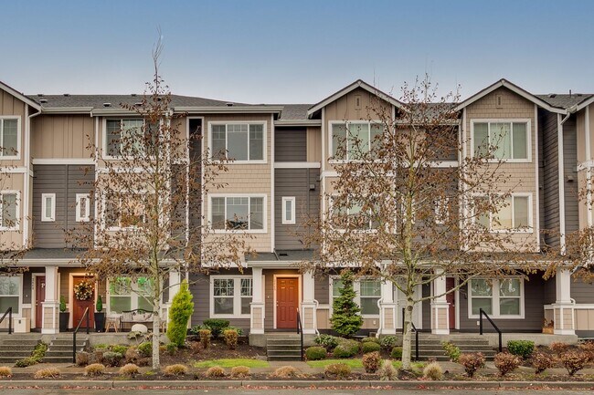 Beautiful Townhome in The Towns at Riverfr... - House Rental in Everett ...