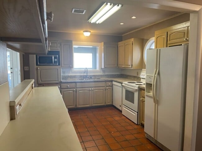 Large 1960's Home Near 21st & Sheridan! Off-Campus Housing, Tulsa, OK