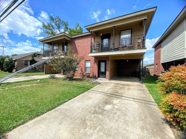2-Bed, 2.5-Bath Townhouse with Move-In Special – Walk to McNeese State ...