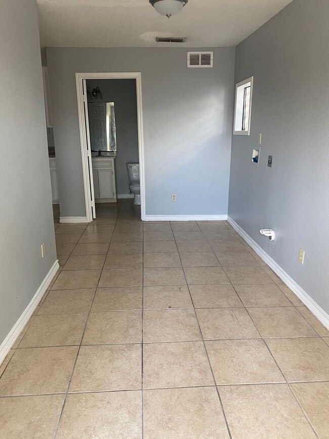 3/1-Back house apartment, you only pay ele... Unit 1921 15th St. #3 ...