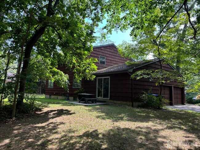 4 Amanda Ct House Off-Campus Housing, East Brunswick, NJ