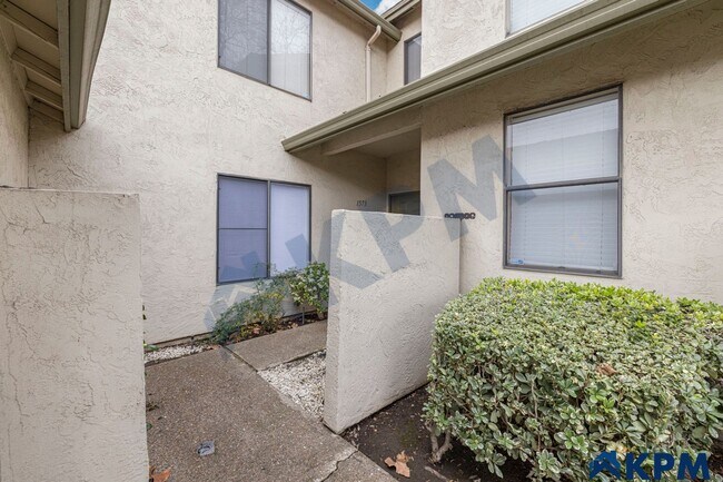 Updated 2-Bedroom 2-Bath Ground Floor Vict... - House Rental in ...