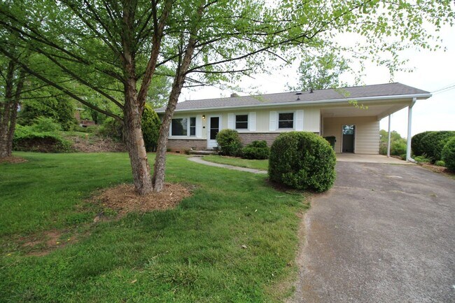 West AVL - Newly Painted and Ready for Te... - House Rental in ...