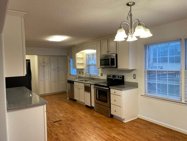 Updated Split-level in Raleigh's Starmount... Rental Para alquiler en ...