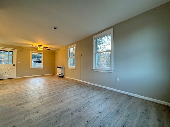 372 Rubber Ave Unit 401 Scott - Apt B Off-Campus Housing, Naugatuck, CT