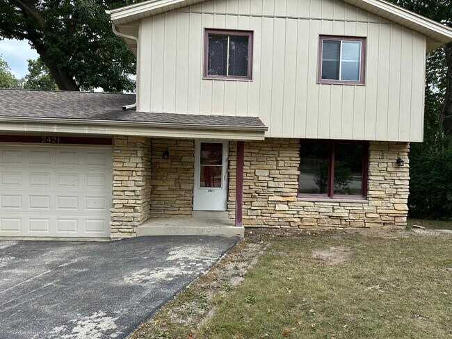 2421 Pebble Valley Rd - Townhome Rental in Waukesha WI | ForRent.com