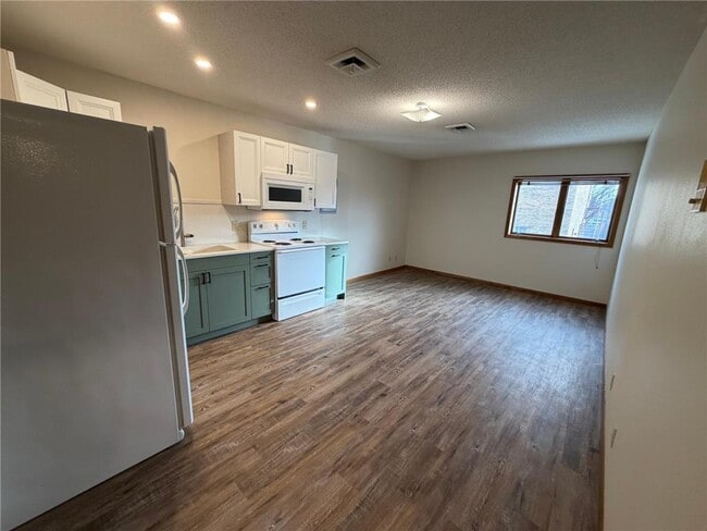 314 5th St SW Unit 2BD1BTH Off-Campus Housing, Willmar, MN