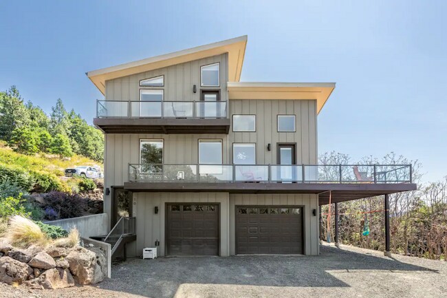 10 Neighborly Way - House for Rent in Bingen, WA | ForRent.com