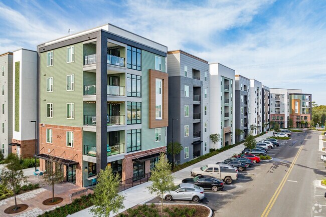 The Accolade Collegiate Village West Apartments | University of Central ...