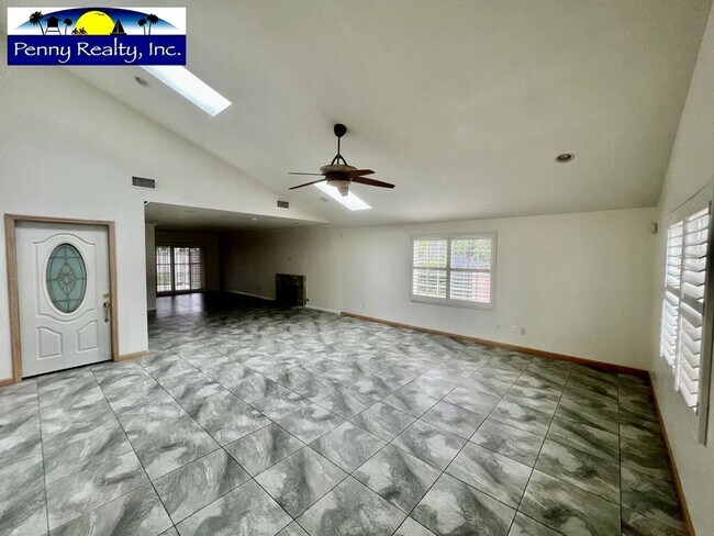 Single-story 3-bedroom 2-bath home on a cu... - House Rental in San ...