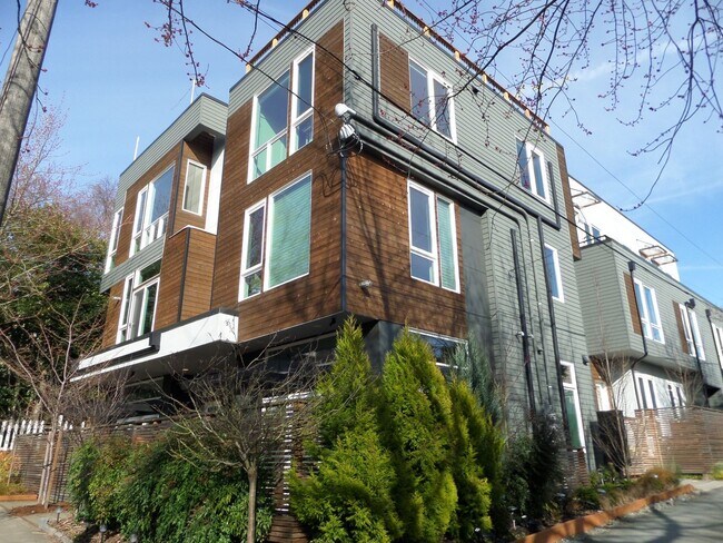 Spectacular VIEW 2 Bedroom+Den Townhome, Z... - House Rental in Seattle ...