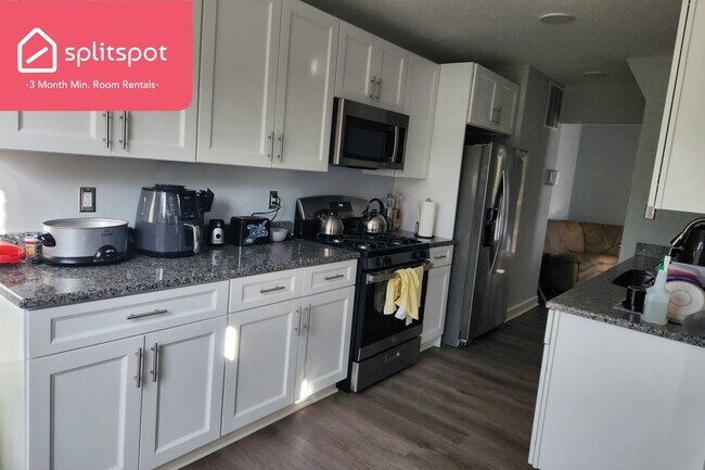 Private room in 3 bedroom College Park Apa... Apartment Unit 1 ...