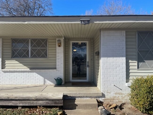 Large 1960's Home Near 21st & Sheridan! Off-Campus Housing, Tulsa, OK