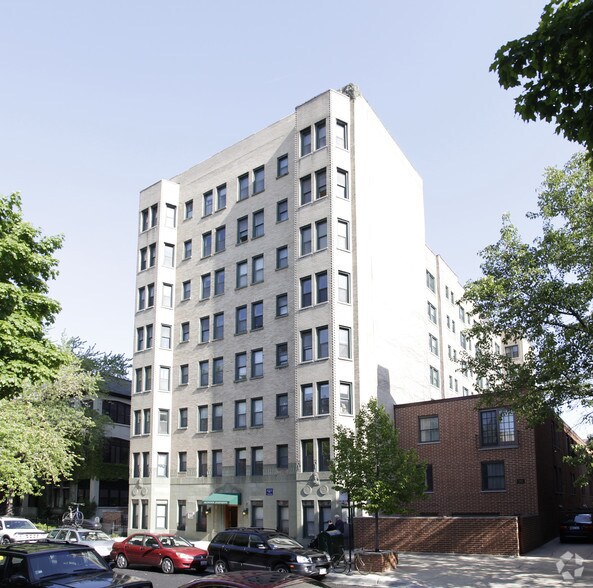 550 W Arlington Plz | Chicago, IL | Starting at $1,300 | ForRent.com