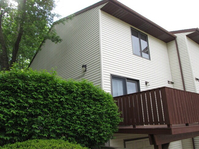 2-bedroom, 1.5-bath, tri-level condo on Io... - House Rental in Iowa ...