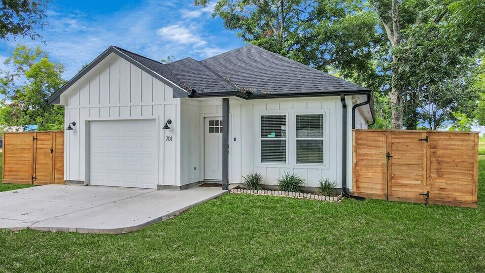 701 S Morgan St - House for Rent in Angleton, TX | ForRent.com
