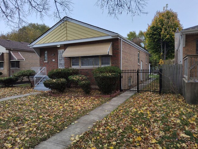 This stunning raised brick -ranch home sit... - House Rental in Chicago ...