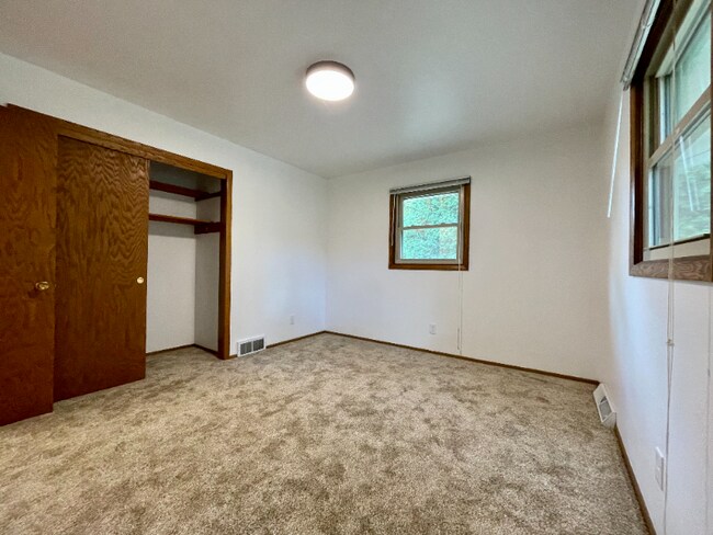 1210-1212 Wayne Rd Apartment Unit 1210 - West Bend, WI | ForRent.com