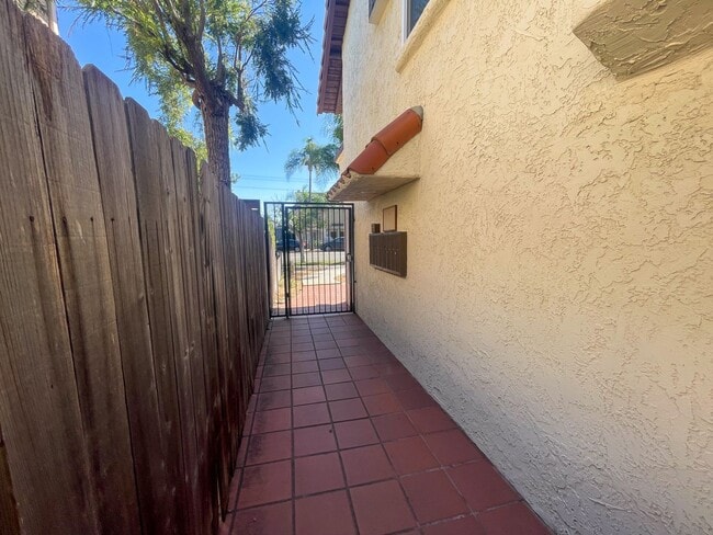 University Heights Ground Level with enclosed patio Unit 1 Off-Campus ...