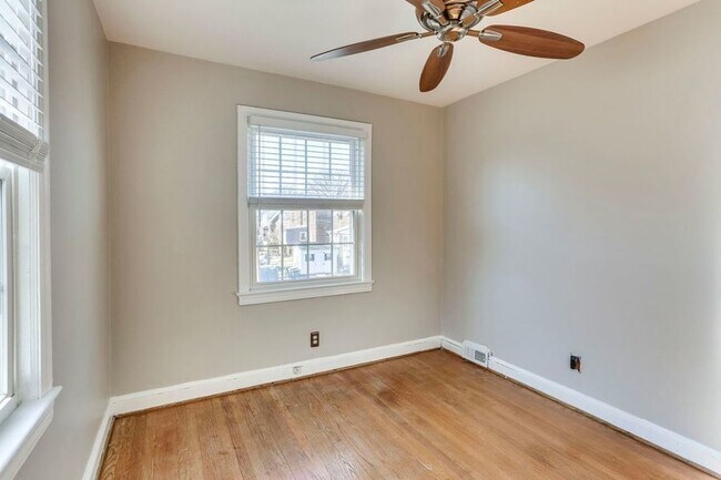 Beautiful Three Bedroom Abode in Brookland... - House Rental in ...