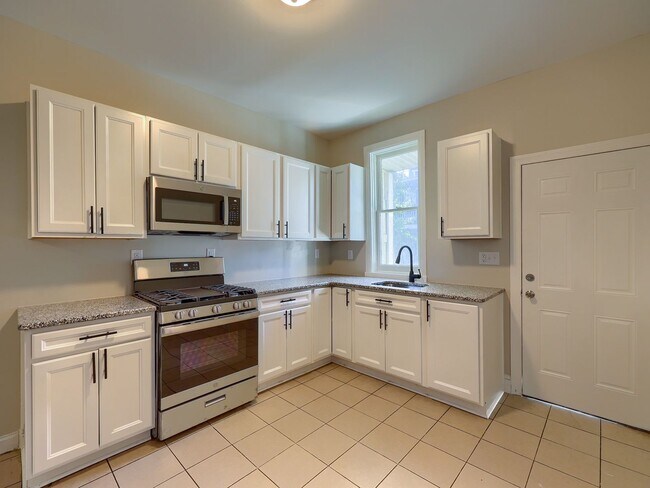 Newly Renovated 4 Bedroom Home with Parkin... - House Rental in ...