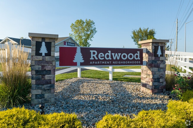 Redwood Fort Wayne Maplecrest Road Apartments For Rent in Fort Wayne ...