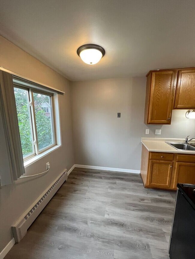 Bright Top Floor Corner Unit Available Now... - House Rental in Saint ...