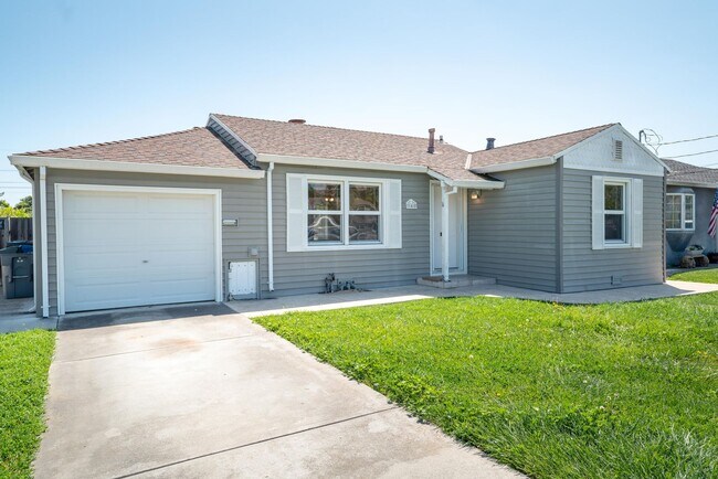 Single story 2 bedroom house with LARGE YA... - House Rental in ...