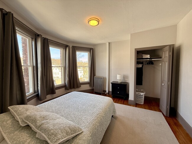 70 Russell St Unit 6 Off-Campus Housing, Worcester, MA